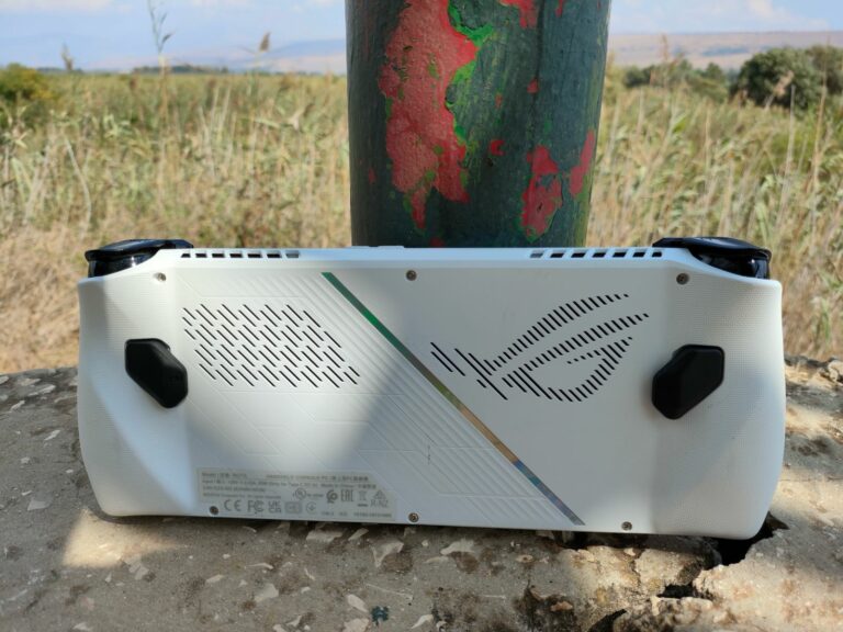 ג׳ירפה סוקרת: הקונסולה הניידת Asus ROG Ally – מכונת משחק שמתקשה להיות ...