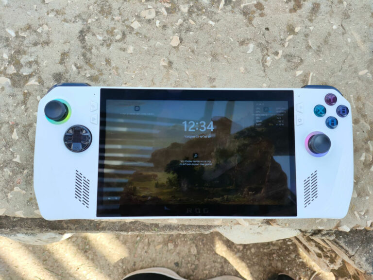 ג׳ירפה סוקרת: הקונסולה הניידת Asus ROG Ally – מכונת משחק שמתקשה להיות ...