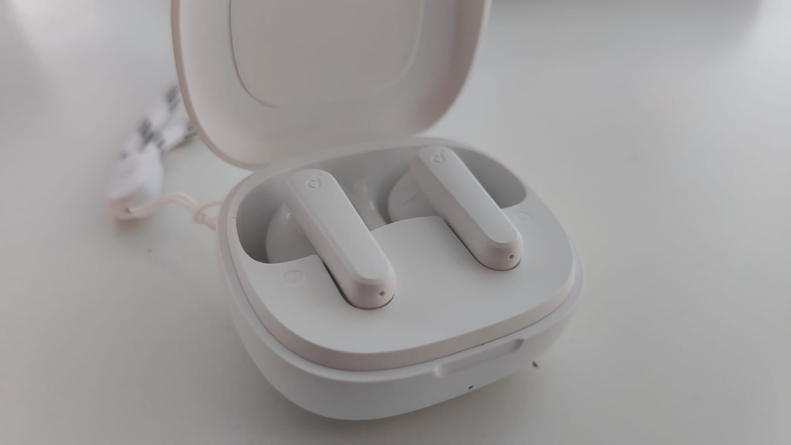 ג׳ירפה סוקרת: אוזניות Anker Soundcore R50i - משתלמות להפליא - ג'ירפה