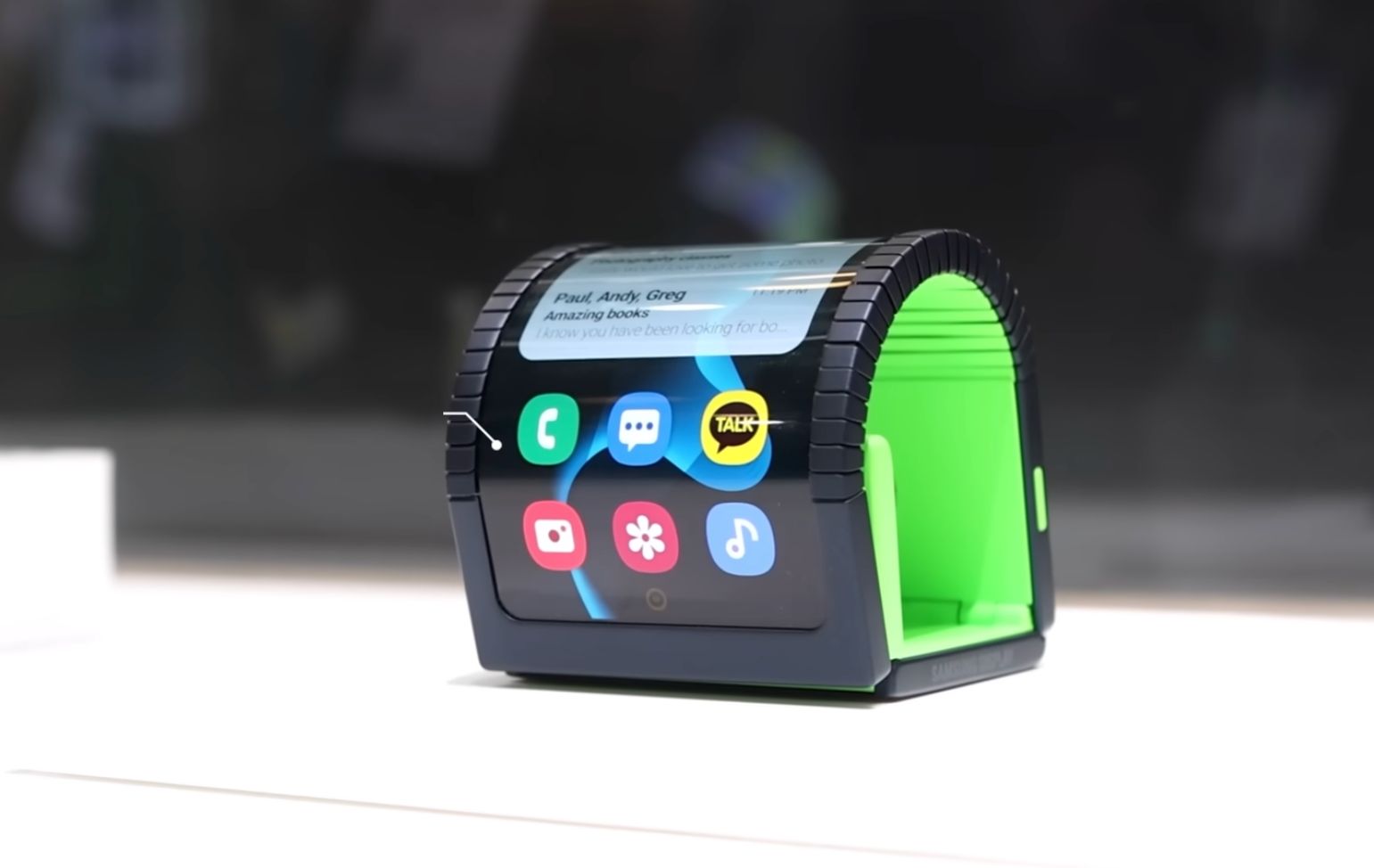 איזה עתיד מחכה לנו: Samsung מציגה יכולות מרשימות עם מסכים גמישים - ג'ירפה