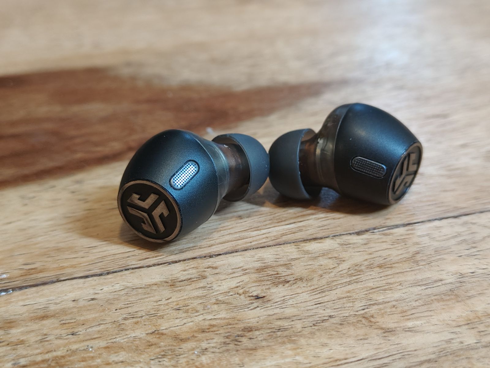 ג׳ירפה סוקרת: אוזניות JLAB Epic Lab Edition - תענוג אפי - ג'ירפה